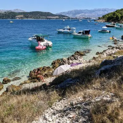 Kava beach 🏖️ Slatine, Insel Ciovo, Kroatien - detaillierte Funktionen ...